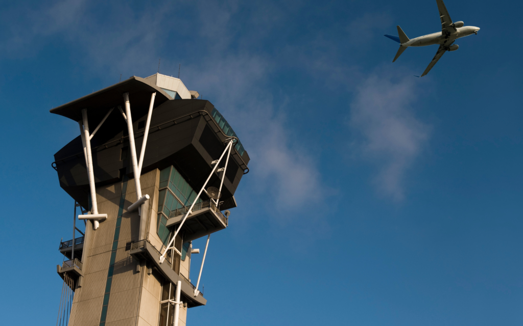 Como a tecnologia das torres de controle está transformando a logística - Moby